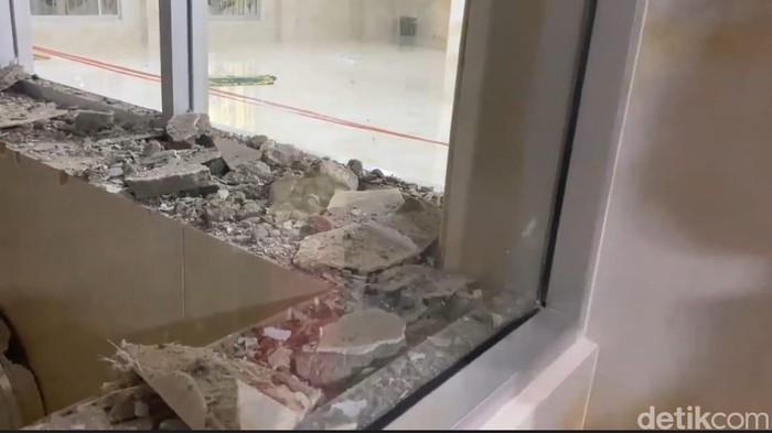 Potret Kubah Masjid Makassar Roboh hingga 12 Jemaah Tarawih Terluka