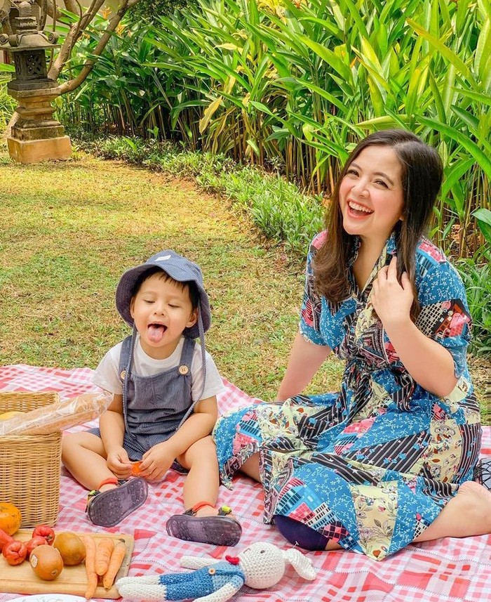 Tasya Kamila Piknik Bareng Anak dan Dinner Romantis di Balkon Rumah