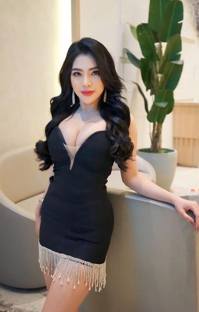 6 Potret Model Dina Santika yang Selalu Jaga Badan Agar Tetap Dilirik