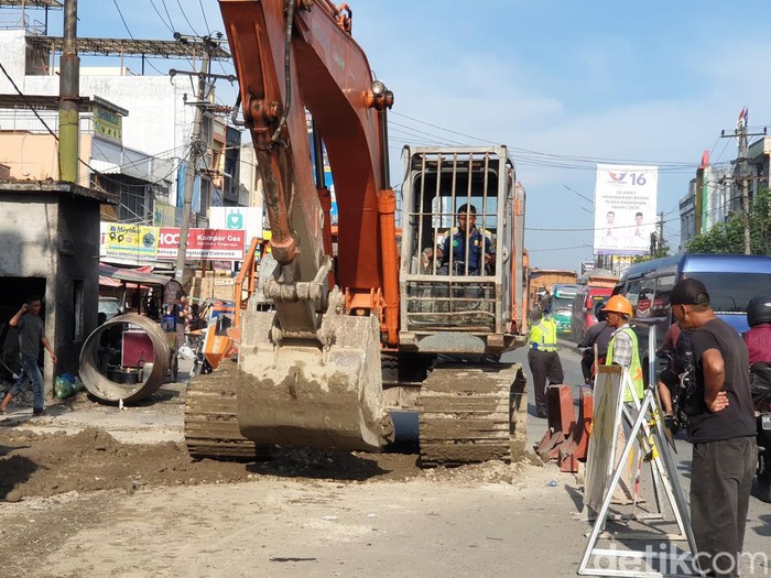 Penampakan Proyek Galian yang Bikin Kampung Lalang Macet Parah