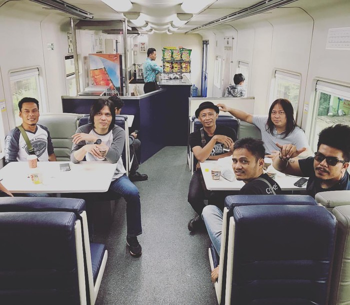 Keseruan Once Mekel saat Makan-makan Bareng Teman SMA