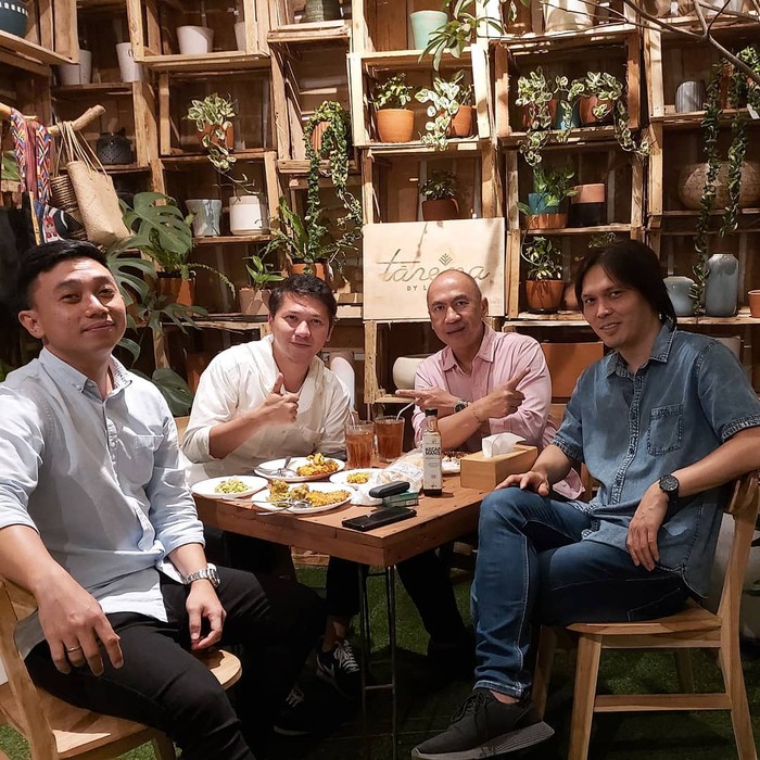 Keseruan Once Mekel saat Makan-makan Bareng Teman SMA