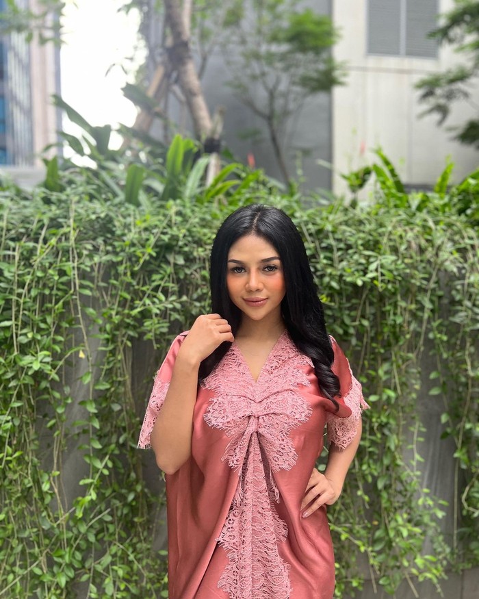 5 Potret Bunga Aurellie Ngerem Gibah dan Pesta Selama Ramadan