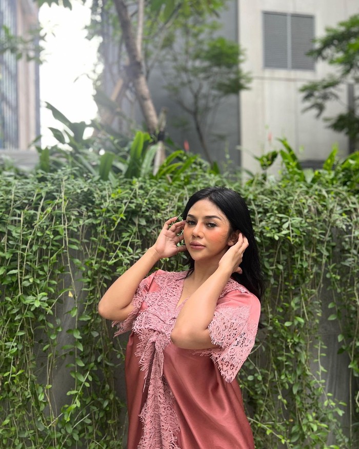 5 Potret Bunga Aurellie Ngerem Gibah dan Pesta Selama Ramadan