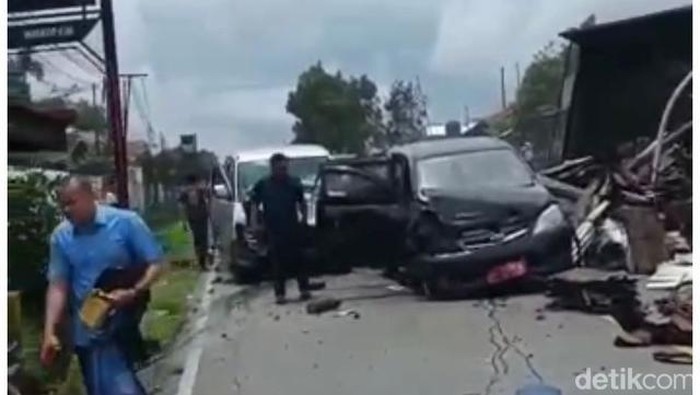 Kecelakaan Beruntun di Jalur Padang-Bukittinggi, 5 Mobil-3 Rumah Rusak Kecelakaan Beruntun di Jalur Padang-Bukittinggi, 5 Mobil-3 Rumah Rusak