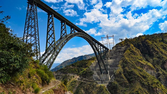 Wujud Jembatan Rel Kereta Tertinggi di Dunia, Ada di India Lho