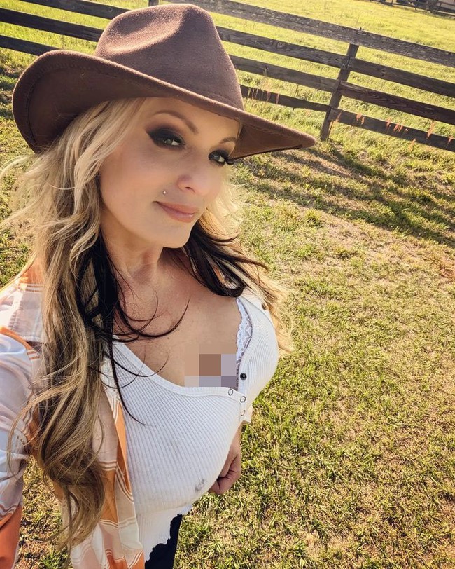 Foto Stormy Daniels, Bintang Porno yang Bikin Donald Trump Didakwa Kasus Suap