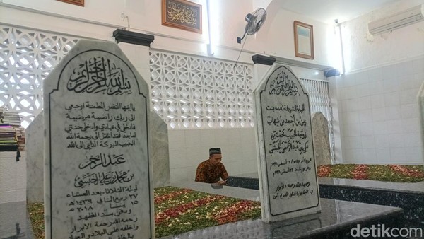 Masjid Al Riyadh, Wisata Religi ke Makam Habib Ali Kwitang