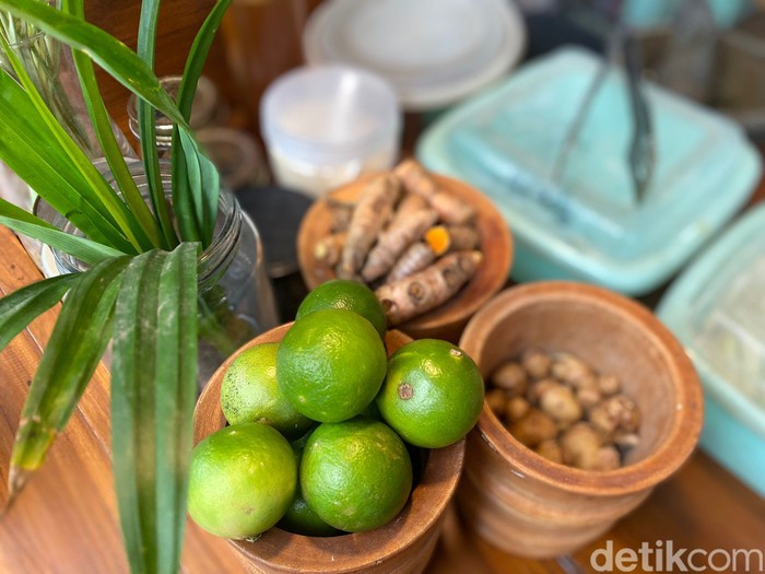 Slurrp! Hangatnya Wedang Rempah Ditemani Ketan Bakar yang Pulen