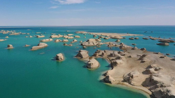 Lanskap Bebatuan Unik Hasil Kikisan Angin di Qinghai China