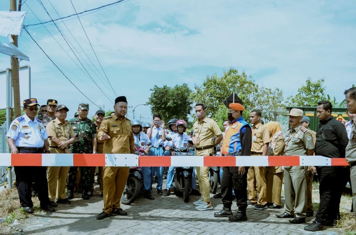 Cegah Kecelakaan, Bupati Gresik Inisiatif Pasang Palang Pintu Kereta Api Cegah Kecelakaan, Bupati Gresik Inisiatif Pasang Palang Pintu Kereta Api