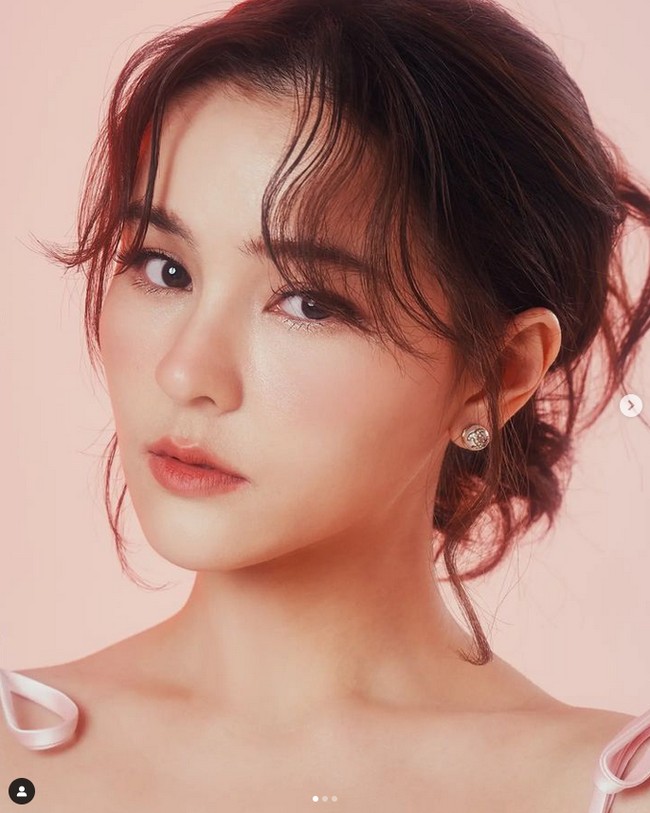 7 Foto Aom Sushar, Aktris Cantik yang Dijuluki Song Hye Kyo Thailand