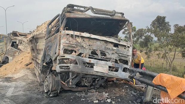 Penampakan Truk Bahan Kimia Kecelakaan Maut di Tol Pemalang Penampakan Truk Bahan Kimia Kecelakaan Maut di Tol Pemalang