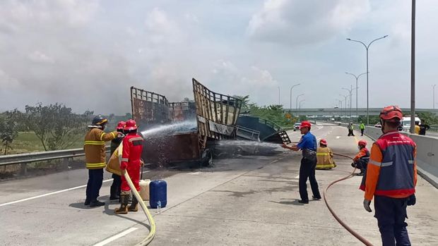 Laka Maut Truk Kimia-Terbakar di Tol Pemalang, Butuh 4,5 Jam Padamkan Api Laka Maut Truk Kimia-Terbakar di Tol Pemalang, Butuh 4,5 Jam Padamkan Api
