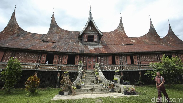 Singgah di Rumah Gadang Terbesar Berusia Ratusan Tahun di Payakumbuh