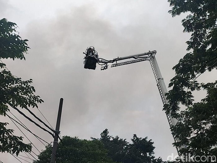 Berjibaku Padamkan Kebakaran Apotek Kimia Farma Diponegoro Surabaya