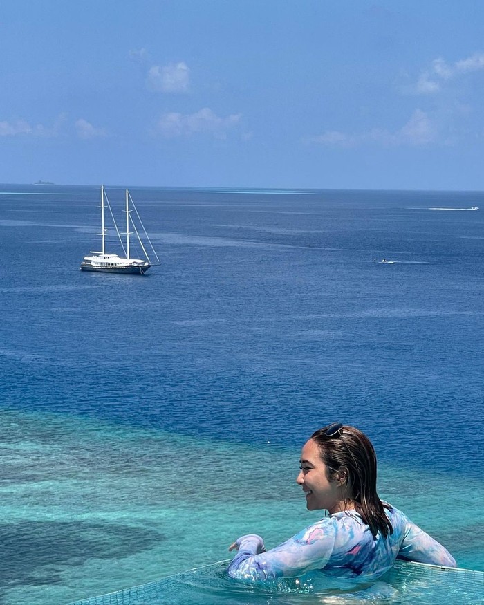 8 Potret Gisel Liburan di Maldives, Berjemur dan Berenang