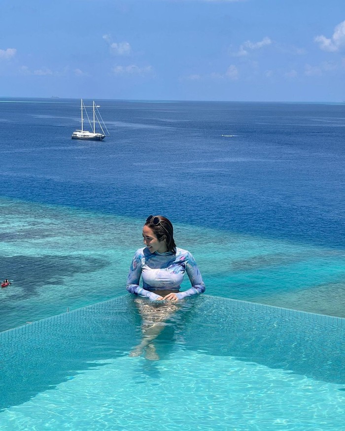 8 Potret Gisel Liburan di Maldives, Berjemur dan Berenang