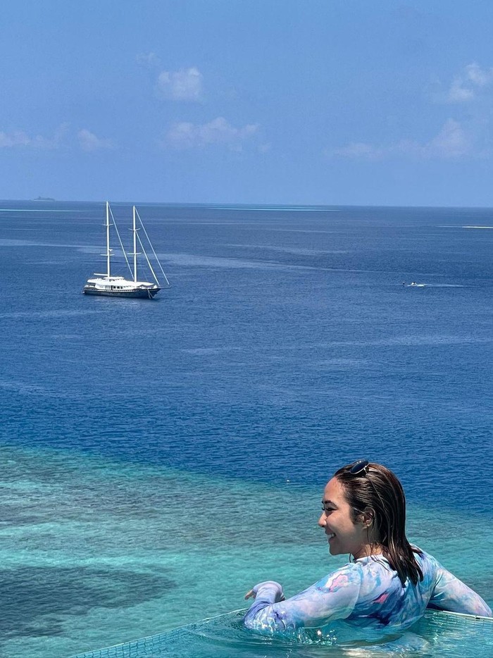7 Pesona Gisel yang Liburan ke Maldives Tanpa Gempi