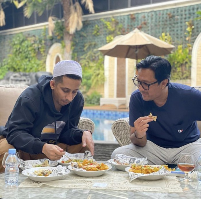 Gaya Santai Habib Jafar saat Ngopi dan Kulineran Bareng Artis