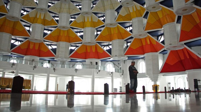 Keindahan Masjid 99 Kubah Di Makassar Cocok Buat Ngabuburit