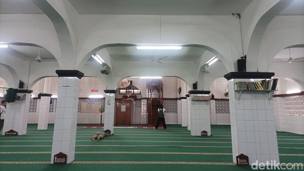 Masjid Al Riyadh, Wisata Religi ke Makam Habib Ali Kwitang