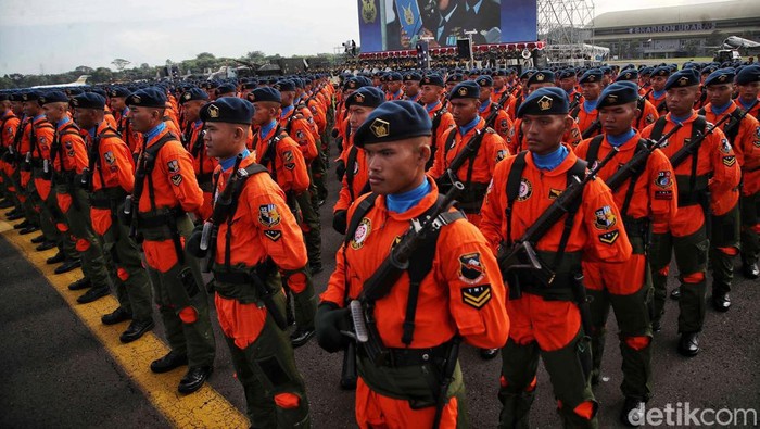 Potret Defile Pasukan di Gladi Bersih HUT ke-77 TNI AU