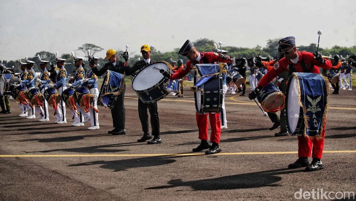 Potret Defile Pasukan di Gladi Bersih HUT ke-77 TNI AU