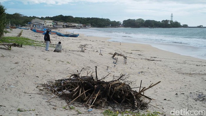 Menyapa Pasir Putih Pantai Santolo Garut