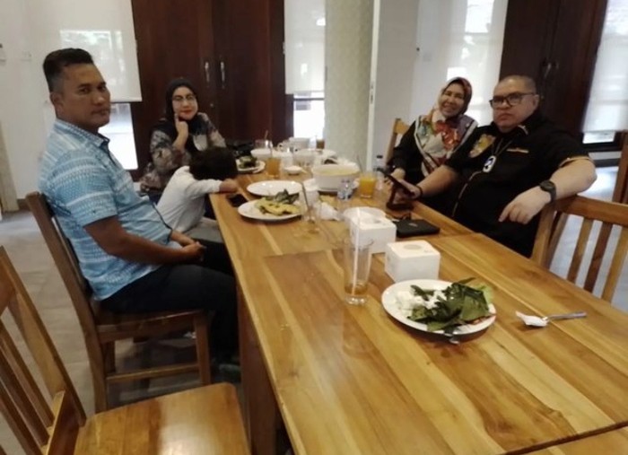 Jadi Tersangka, Ini Momen Razman Nasution Makan di Kaki Lima hingga ...