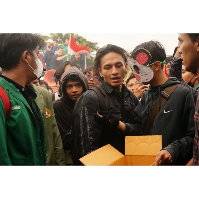 7 Potret Jefri Nichol Demo di Depan DPR dan Lempar Tikus Mati