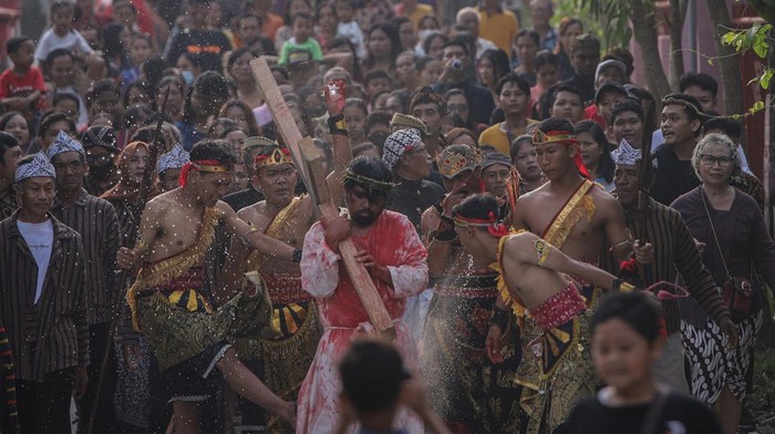 Potret Peringatan Jumat Agung di Berbagai Daerah
