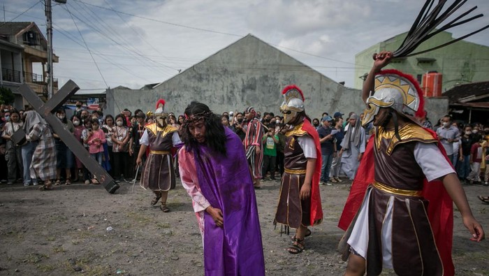 Potret Peringatan Jumat Agung di Berbagai Daerah