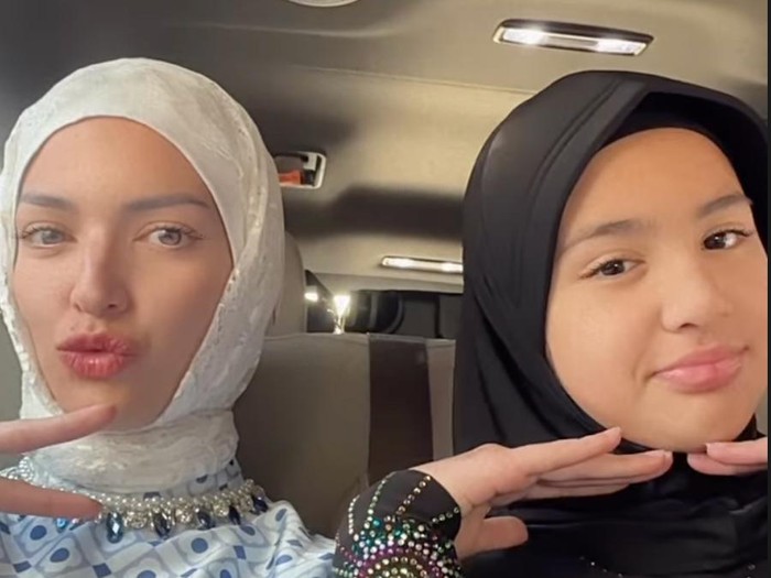 8 Gaya Nia Ramadhani Berhijab Saat Umrah yang Jadi Sorotan