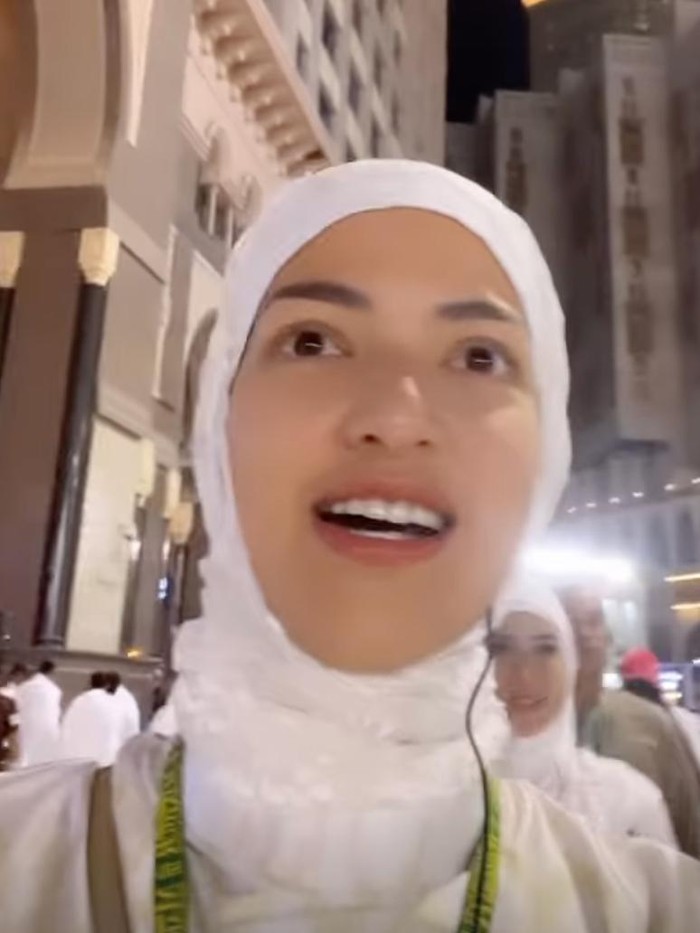 8 Gaya Nia Ramadhani Berhijab Saat Umrah yang Jadi Sorotan