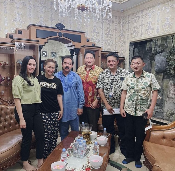 Romantis! Adam Suseno Rajin Bantu Inul Daratista Masak