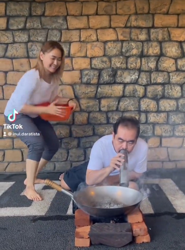 Romantis! Adam Suseno Rajin Bantu Inul Daratista Masak