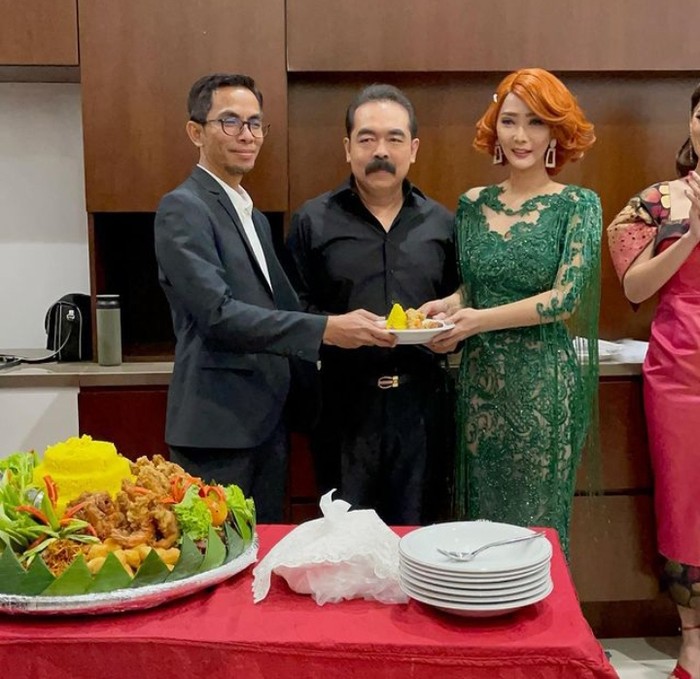 Romantis! Adam Suseno Rajin Bantu Inul Daratista Masak