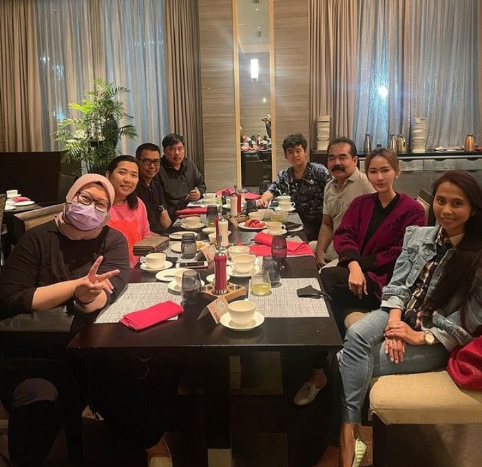 Romantis! Adam Suseno Rajin Bantu Inul Daratista Masak