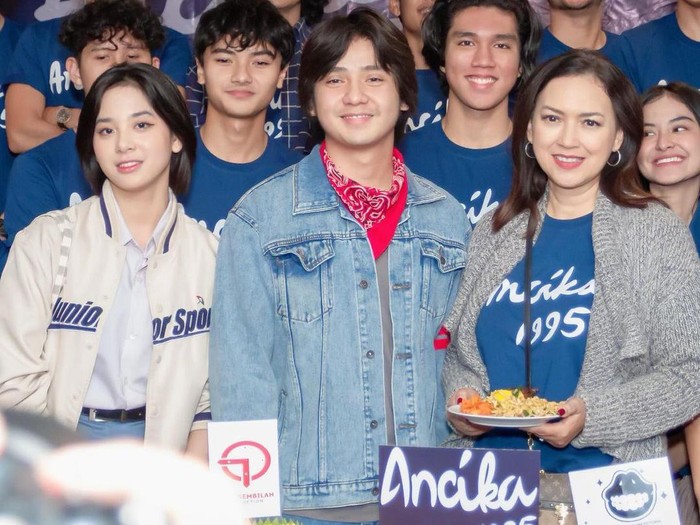 7 Gaya Arbani Yasiz Jadi Dilan Gantikan Iqbaal Ramadhan di Film Ancika 1995