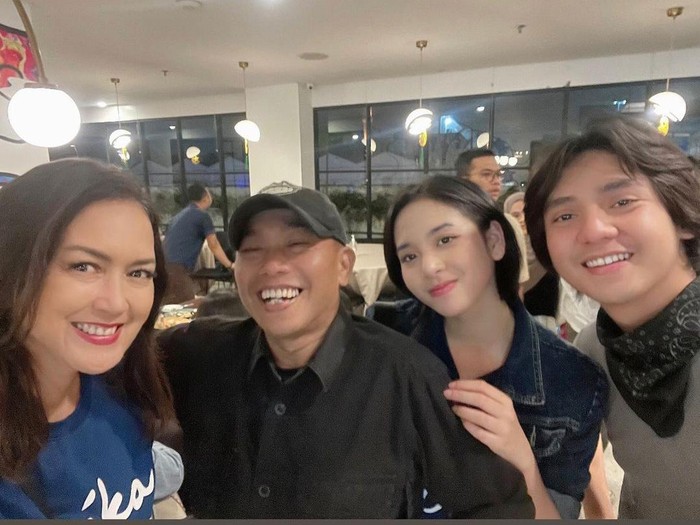 7 Gaya Arbani Yasiz Jadi Dilan Gantikan Iqbaal Ramadhan di Film Ancika 1995 7 Gaya Arbani Yasiz Jadi Dilan Gantikan Iqbaal Ramadhan di Film Ancika 1995