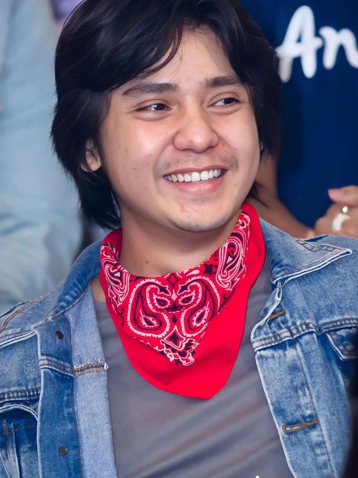 7 Gaya Arbani Yasiz Jadi Dilan Gantikan Iqbaal Ramadhan di Film Ancika 1995 7 Gaya Arbani Yasiz Jadi Dilan Gantikan Iqbaal Ramadhan di Film Ancika 1995