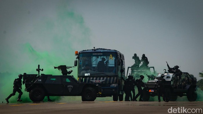 Manuver Jet Tempur hingga Terjun Payung Meriahkan HUT Ke-77 TNI AU