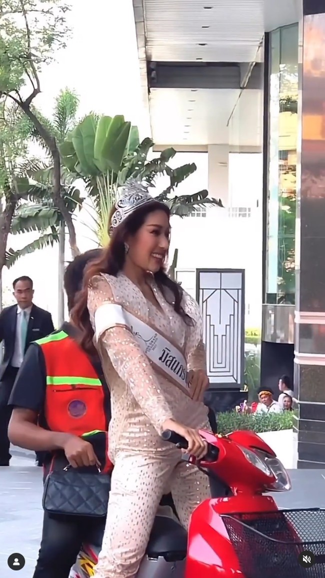 Foto Finalis Miss Thailand Viral Naik Ojek karena Takut Telat, Nyetir Sendiri