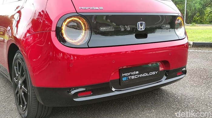 Melihat dari Dekat Mobil Listrik Honda e, Mungil tapi Mutakhir!