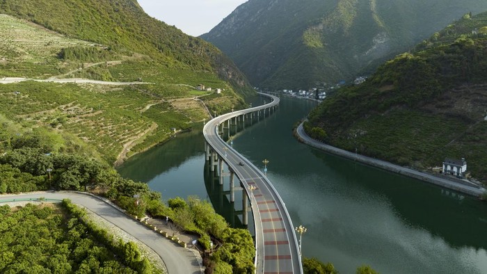 China Punya Jalan Raya di Atas Sungai, Nih Potretnya
