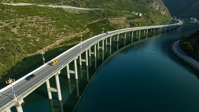 China Punya Jalan Raya di Atas Sungai, Nih Potretnya