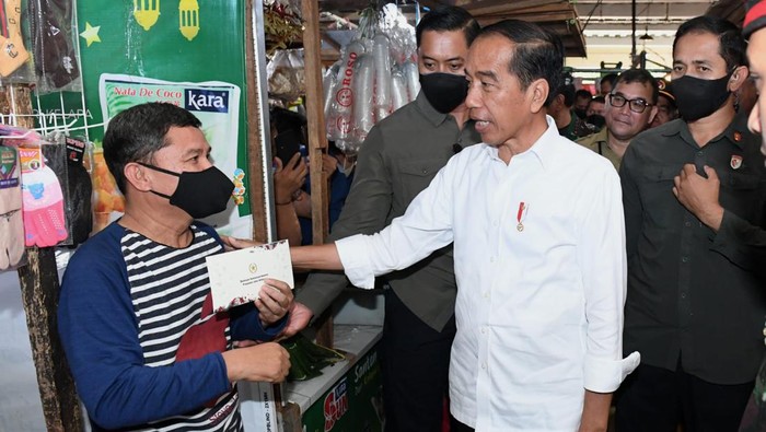 Blusukan ke Pasar di Banten, Jokowi Temukan Perbedaan Harga Bawang