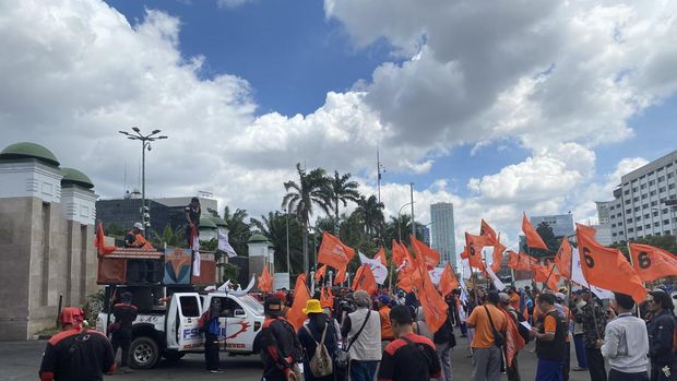 Massa Partai Buruh Demo di Depan DPR, Lalin Arah Slipi Macet Massa Partai Buruh Demo di Depan DPR, Lalin Arah Slipi Macet