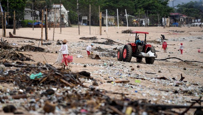 Duh, Pantai Kedonganan Bali Penuh Sampah Plastik dan Kayu